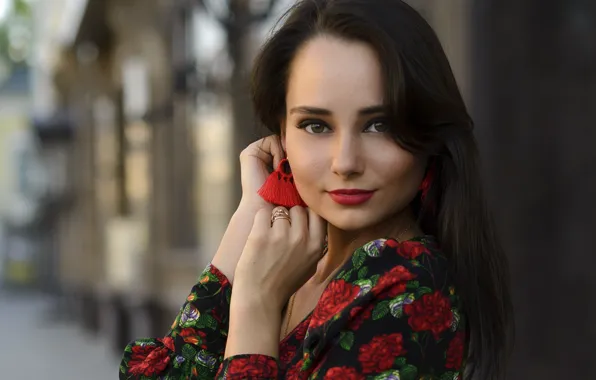 Обои глаза, взгляд, поза, улыбка, портрет, Девушка, серьги, платье на ...