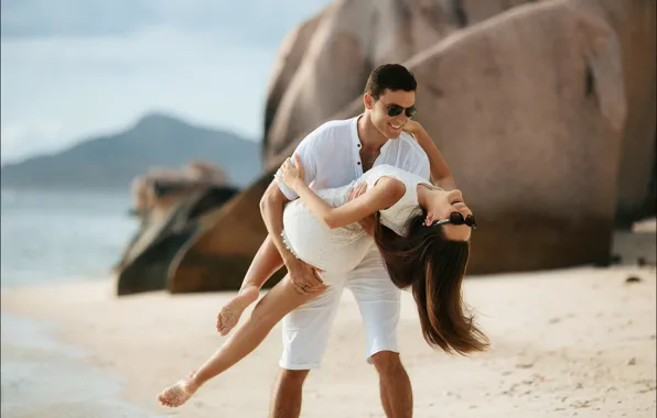 Скачать обои море, пляж, девушка, очки, girl, парень, влюбленные, beach ...