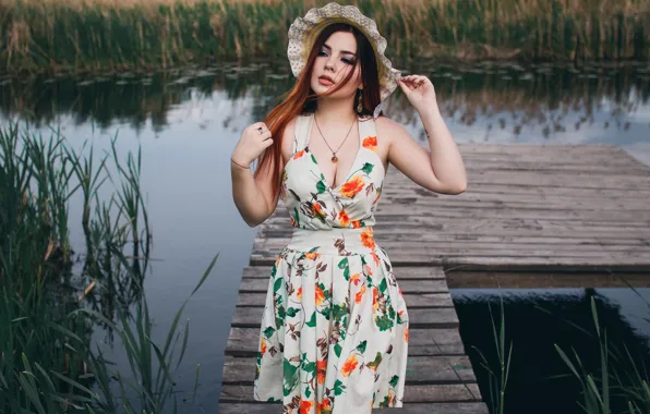Обои лето, девушка, поза, река, макияж, фигура, платье, цепочка на ...