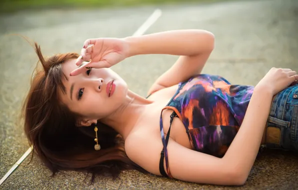 Обои взгляд, лицо, модель, волосы, лежит на телефон и рабочий стол, раздел девушки, разрешение ...