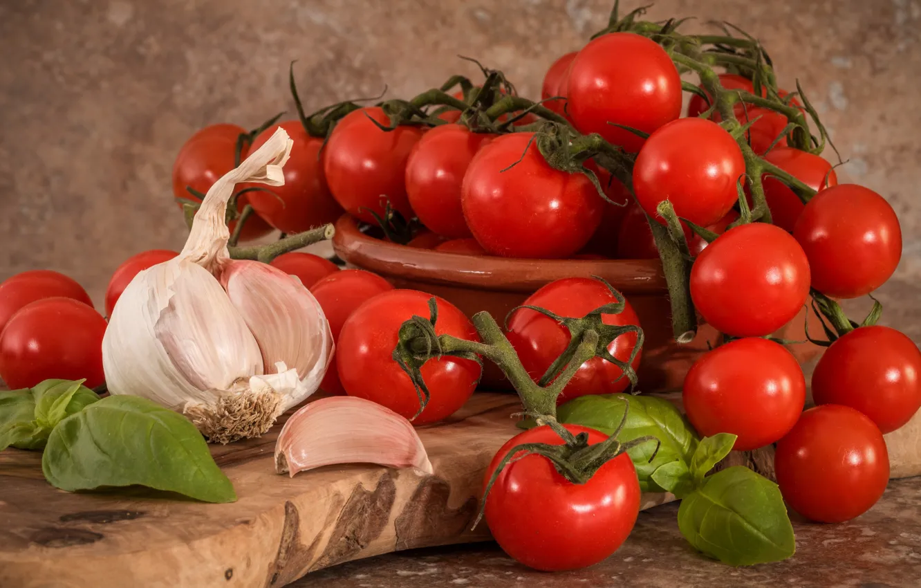 Обои овощи, помидоры, на ветке, томаты, чеснок, разделочная доска на ...