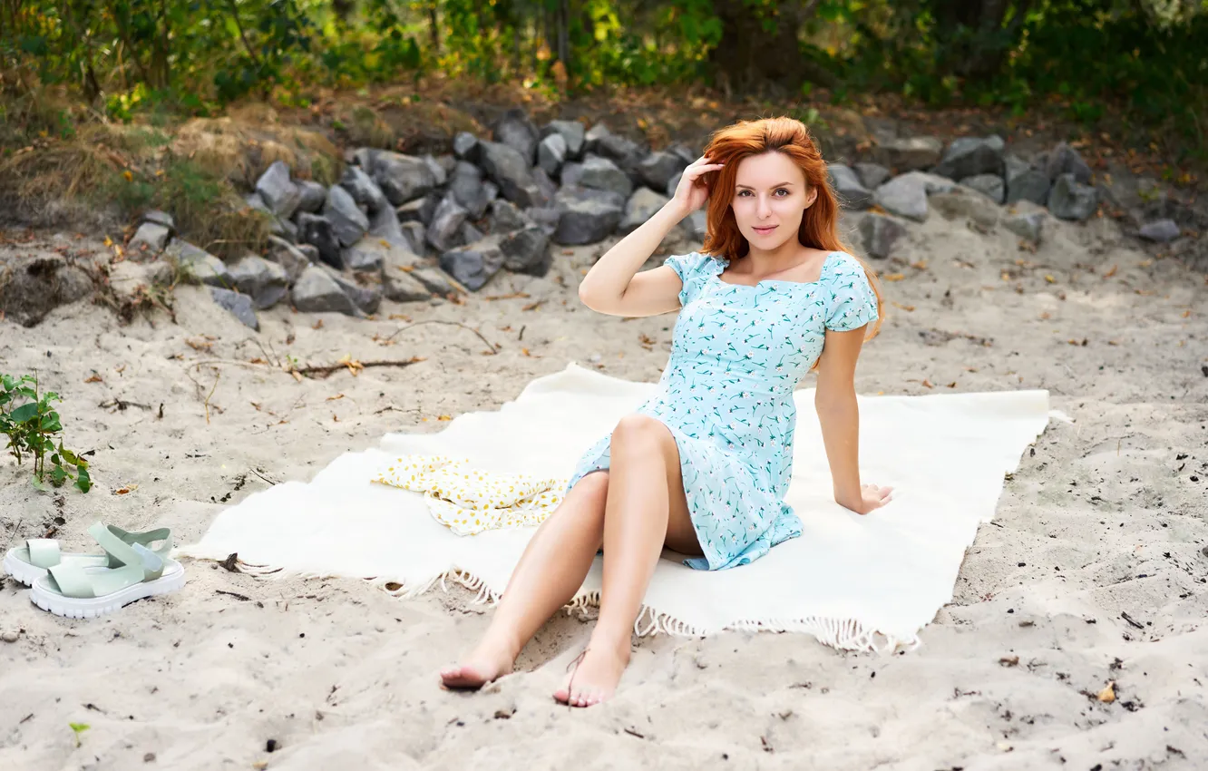 Обои beach, model, awesome, sand, redhead, gorgeous, posing, beautiful face на телефон и рабочий ...