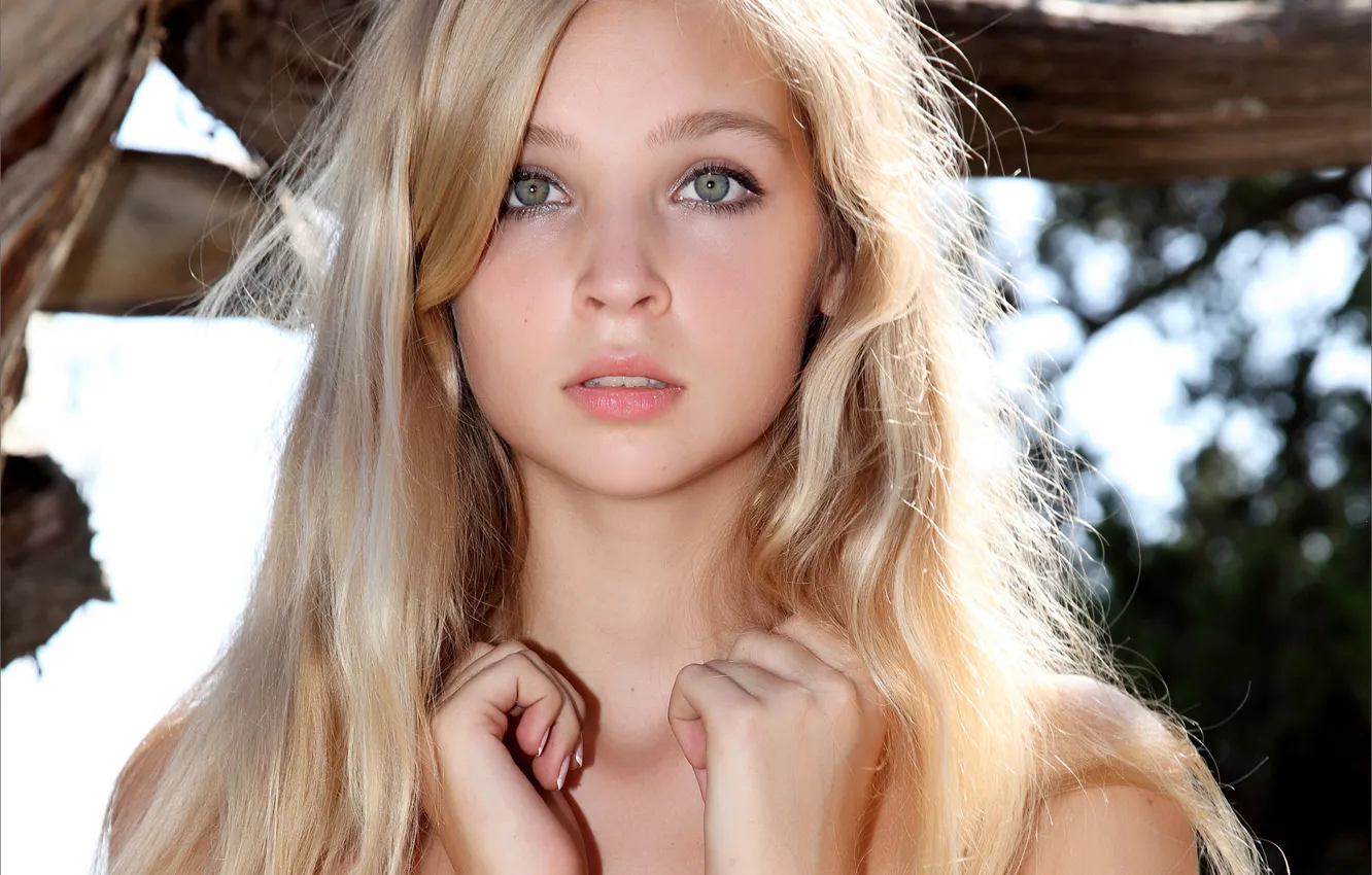 Обои лето, взгляд, девушка, лицо, дерево, милая, модель, волосы ...