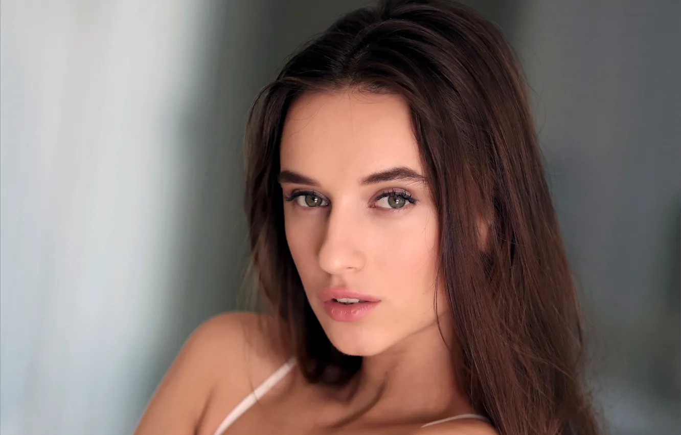Обои Girl Green Eyes Long Hair Photo Model Lips Face Brunette на телефон и рабочий стол